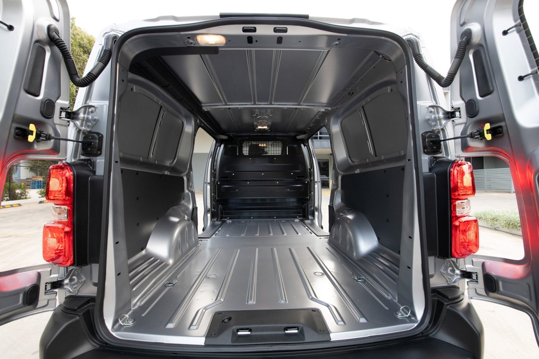 Peugeot Expert Premium long wheel base Van 2023 review - AnyAuto