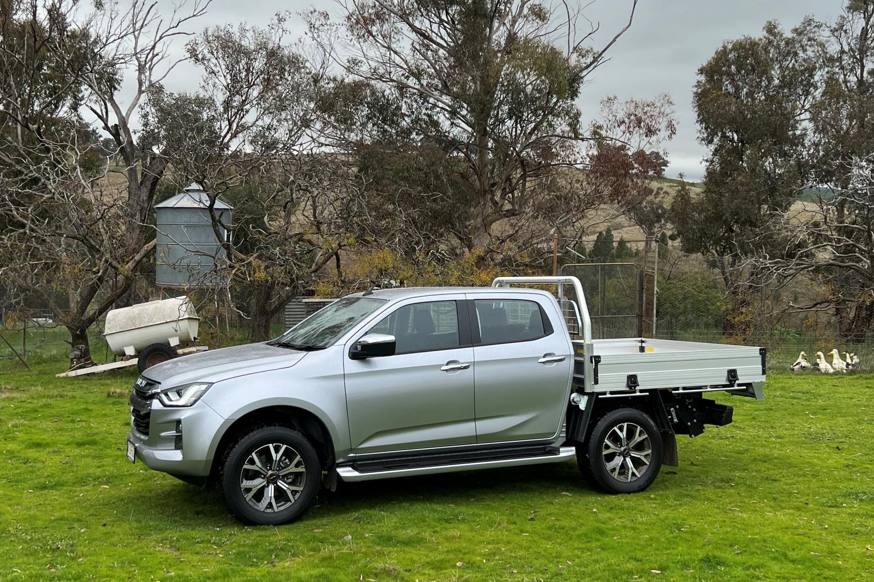 Isuzu D-Max LS-U Trayback Dual Cab 4WD Ute 2023 Review - AnyAuto